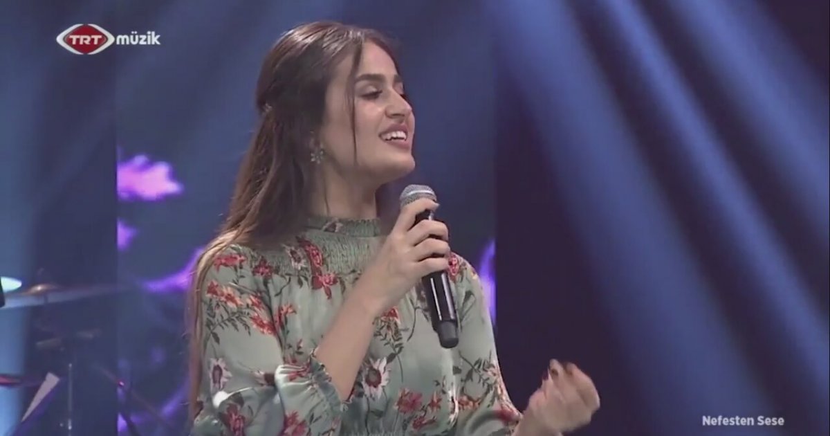 Elif Buse Doğan - Bülbülüm Bağ Gezerim (Canlı Performans) | İzlesene.com