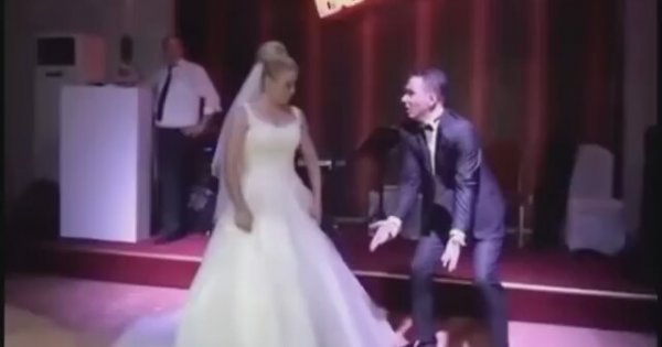 Düğünde Gelin ve Damadın Komedi Dans Üçlüsü Performansı | İzlesene.com Düğünde Gelin ve Damadın Komedi Dans Üçlüsü Performansı | İzlesene.com