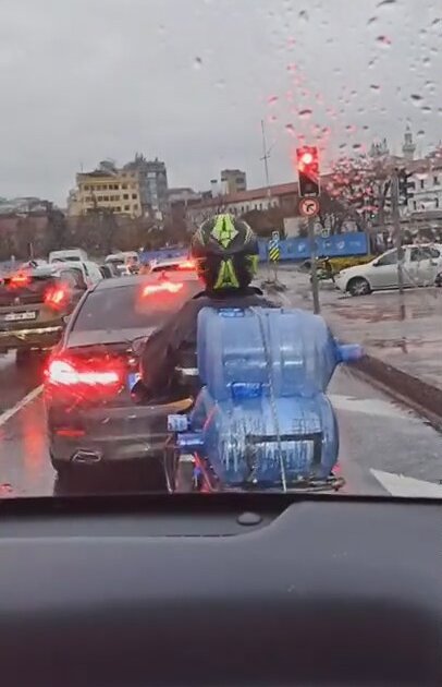 Arabada Çalan Müzikle Coşan Moto Kurye | İzlesene.com Arabada Çalan Müzikle Coşan Moto Kurye | İzlesene.com