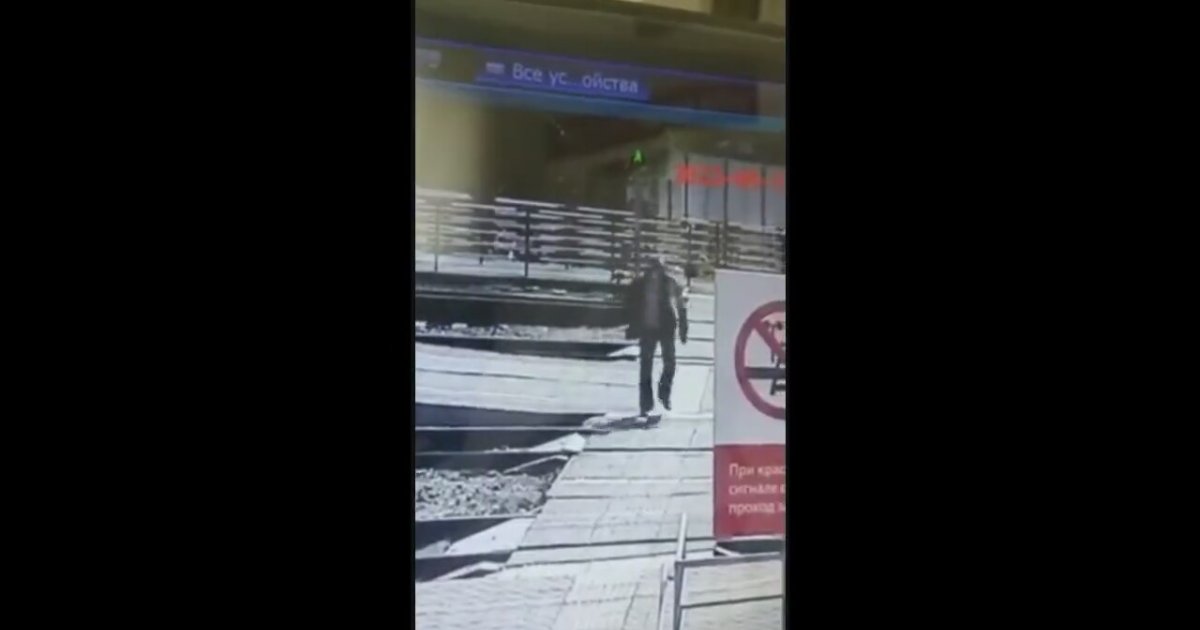 Üzerinden Tren Geçen Sarhoş Kalkıp Yoluna Devam Etti | İzlesene.com Üzerinden Tren Geçen Sarhoş Kalkıp Yoluna Devam Etti | İzlesene.com