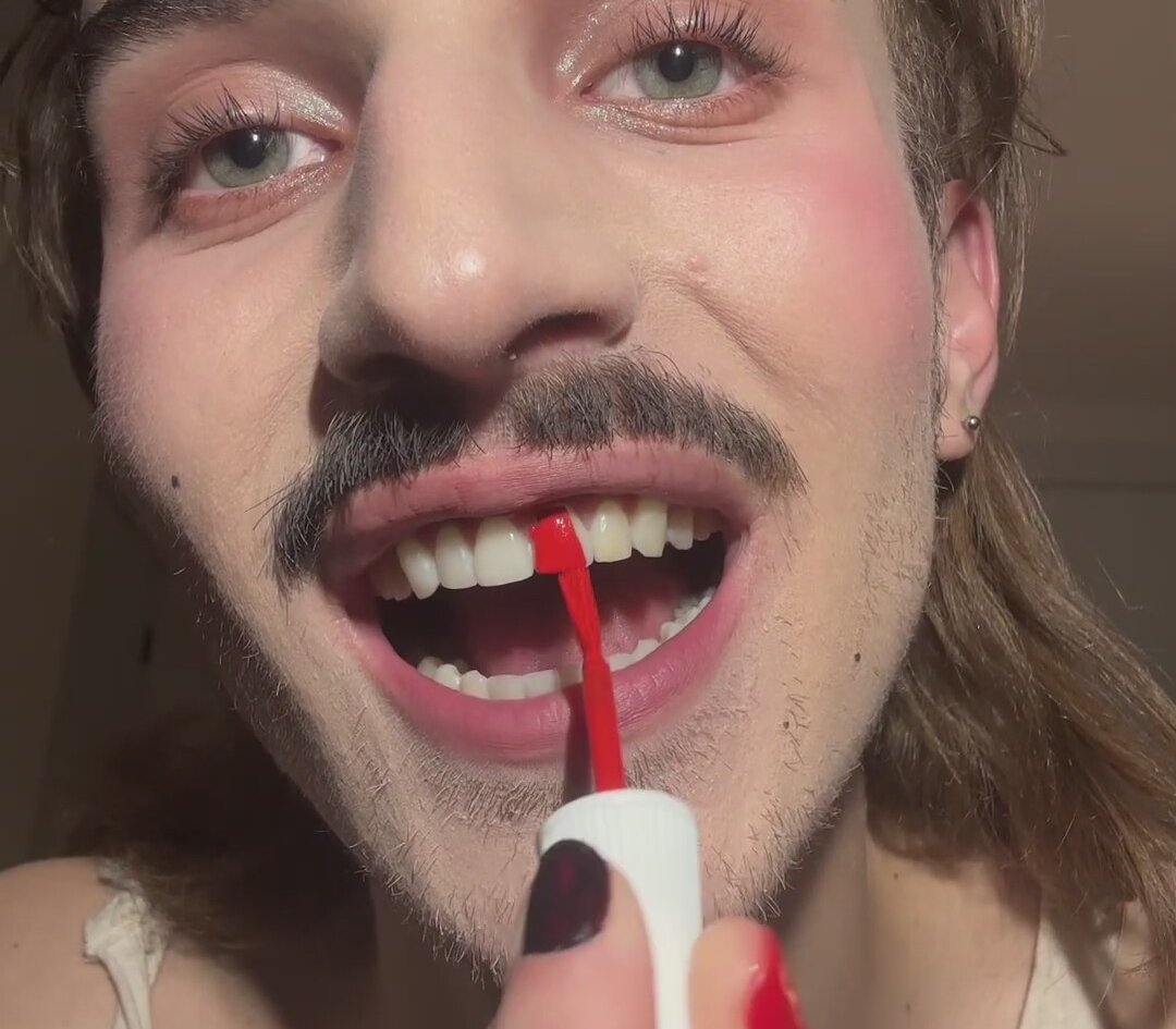 Dişlerine Oje Süren Manyak | İzlesene.com