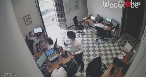 Ofiste Başarısız Sinek Avı | İzlesene.com