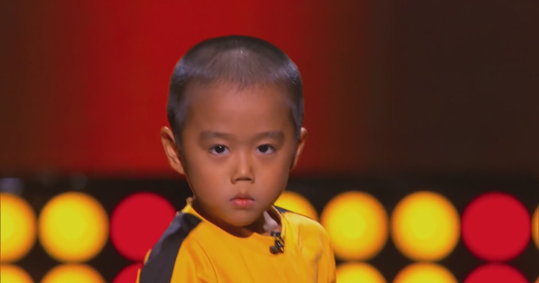 Bruce Lee'nin Hareketlerini Birebir Taklit Eden Bücür Geri Döndü ... Bruce Lee'nin Hareketlerini Birebir Taklit Eden Bücür Geri Döndü ...